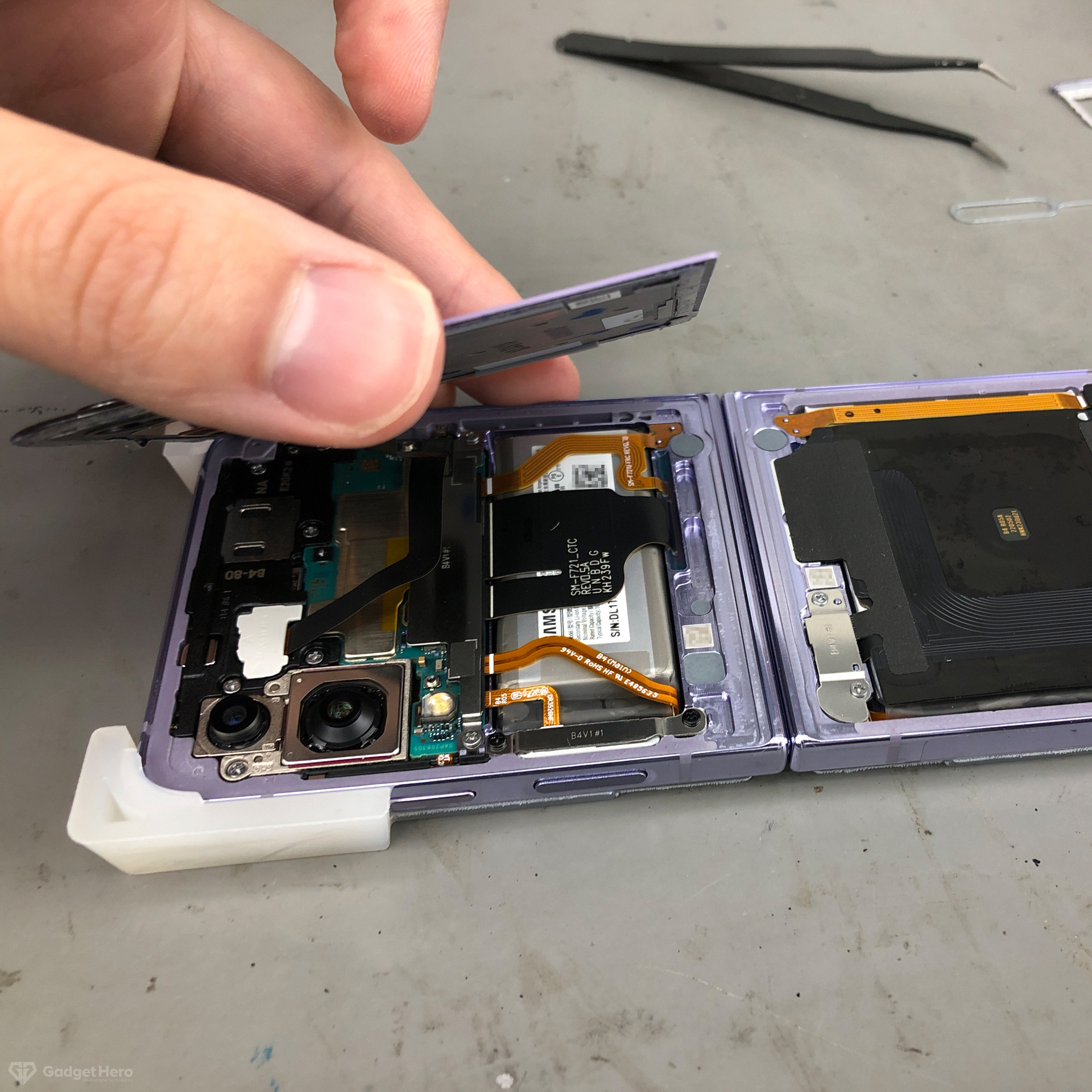 Samsung Galaxy Z Flip 4 screen replacement by Post - Gadget Hero